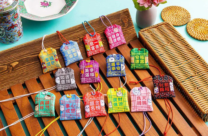 《Nagano 長野熊》 X 《Chiikawa 吉伊卡哇》 聯名推出四字熟語御守系列！療癒與祝福兼具的限定好物年末登場 ! - oneone宇宙