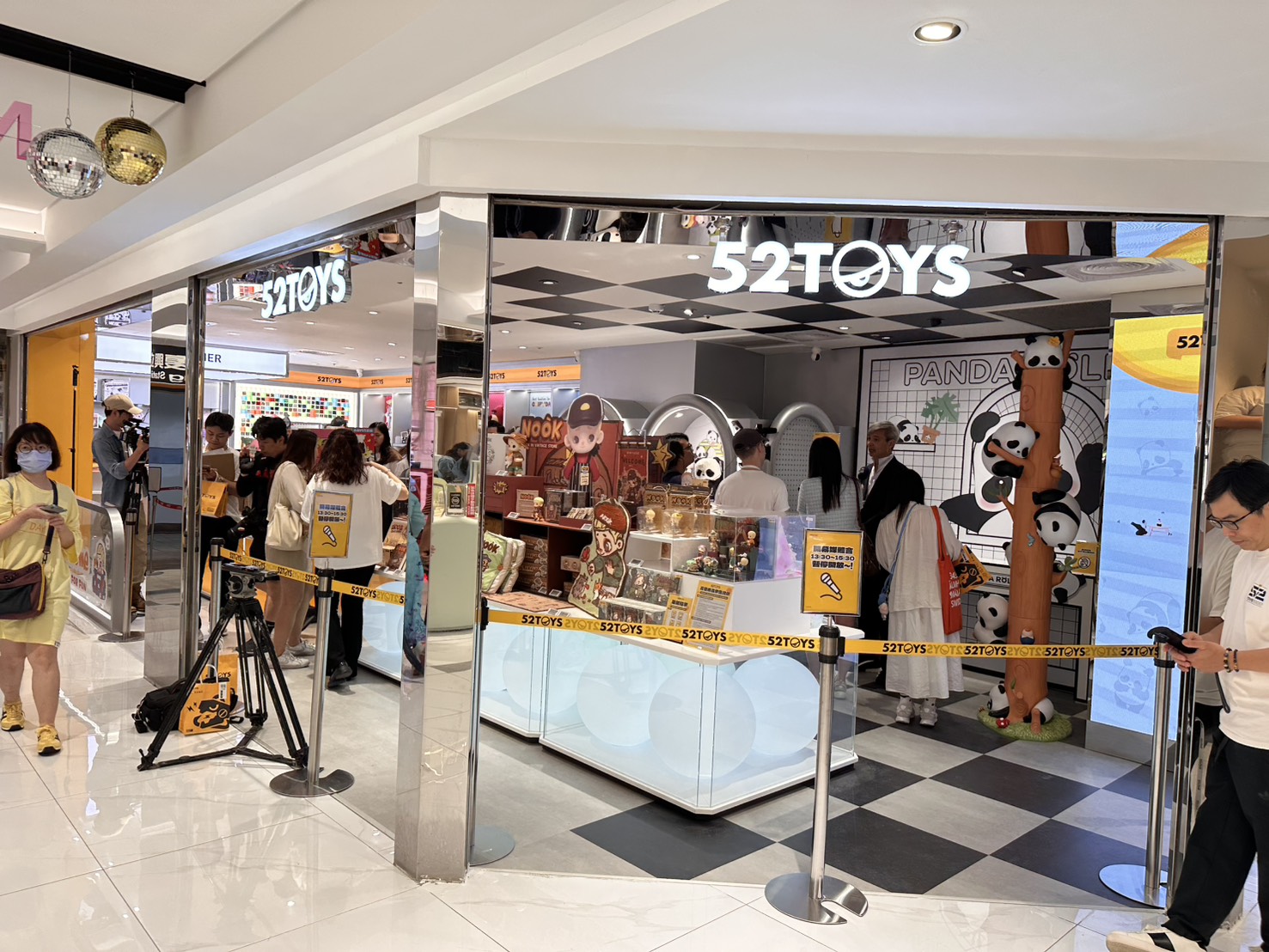 全新潮玩品牌！52TOYS全台首間直營門市開幕~插旗忠孝SOGO 打造「Panda Roll」可愛熊貓主題店！ - oneone宇宙