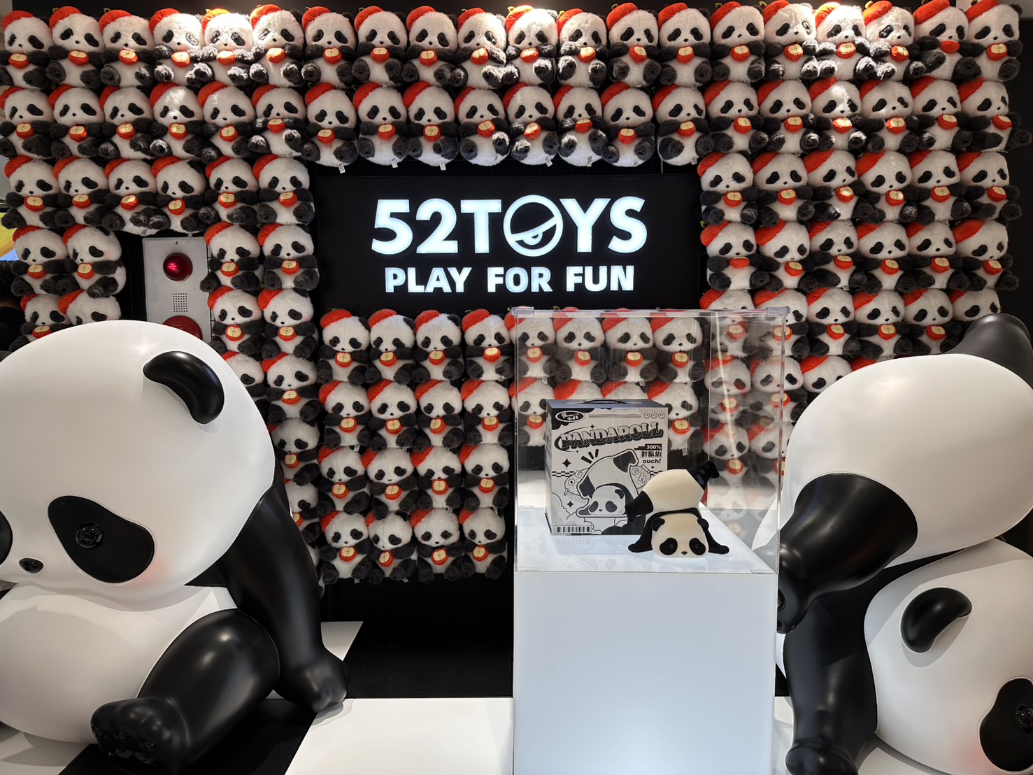 全新潮玩品牌！52TOYS全台首間直營門市開幕~插旗忠孝SOGO 打造「Panda Roll」可愛熊貓主題店！ - oneone宇宙