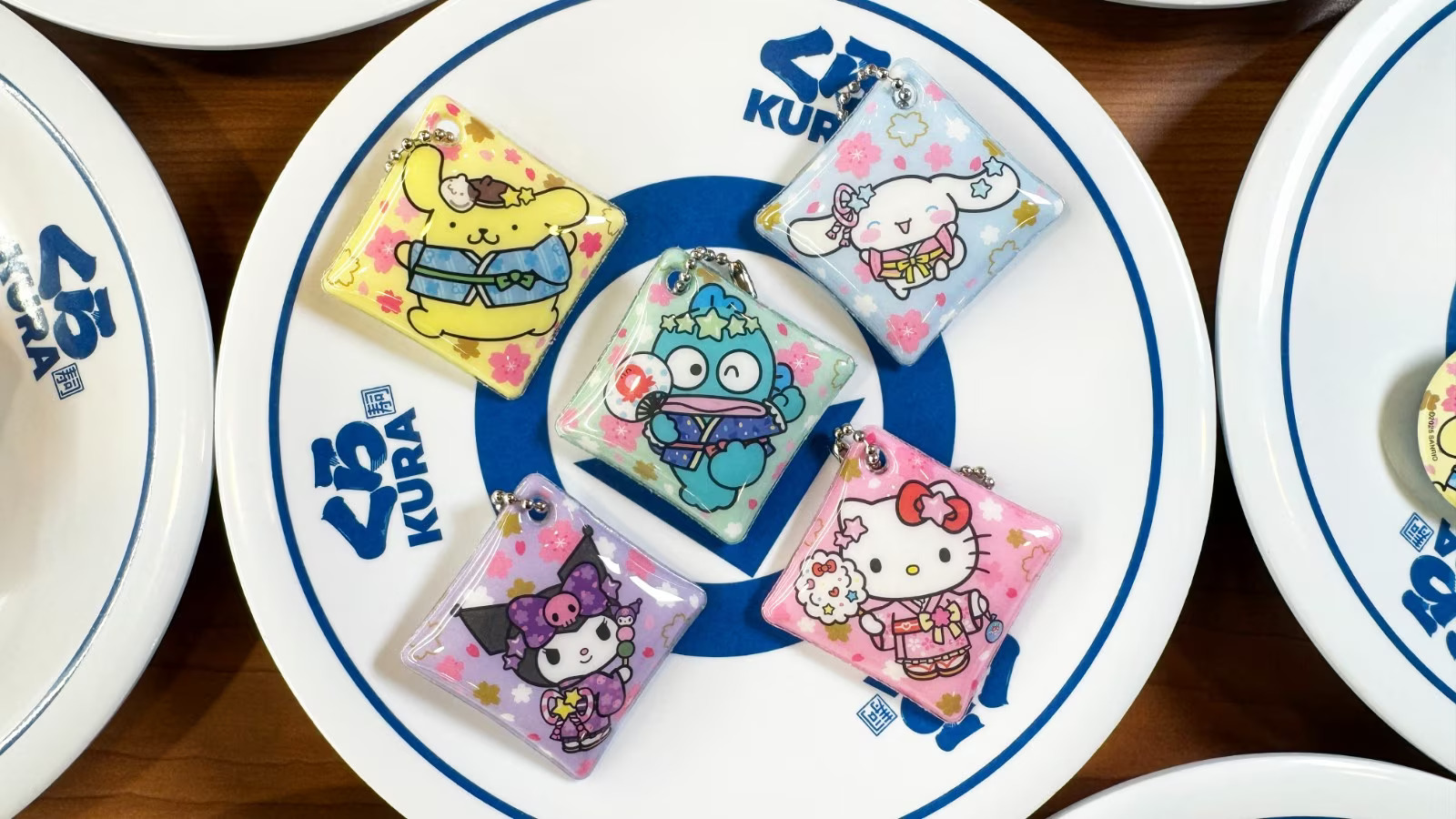 藏壽司 x《Sanrio 三麗鷗》「春夏扭蛋祭」登場！限定15款聯名扭蛋開抽、5大主題門市夢幻現身 ! - oneone宇宙