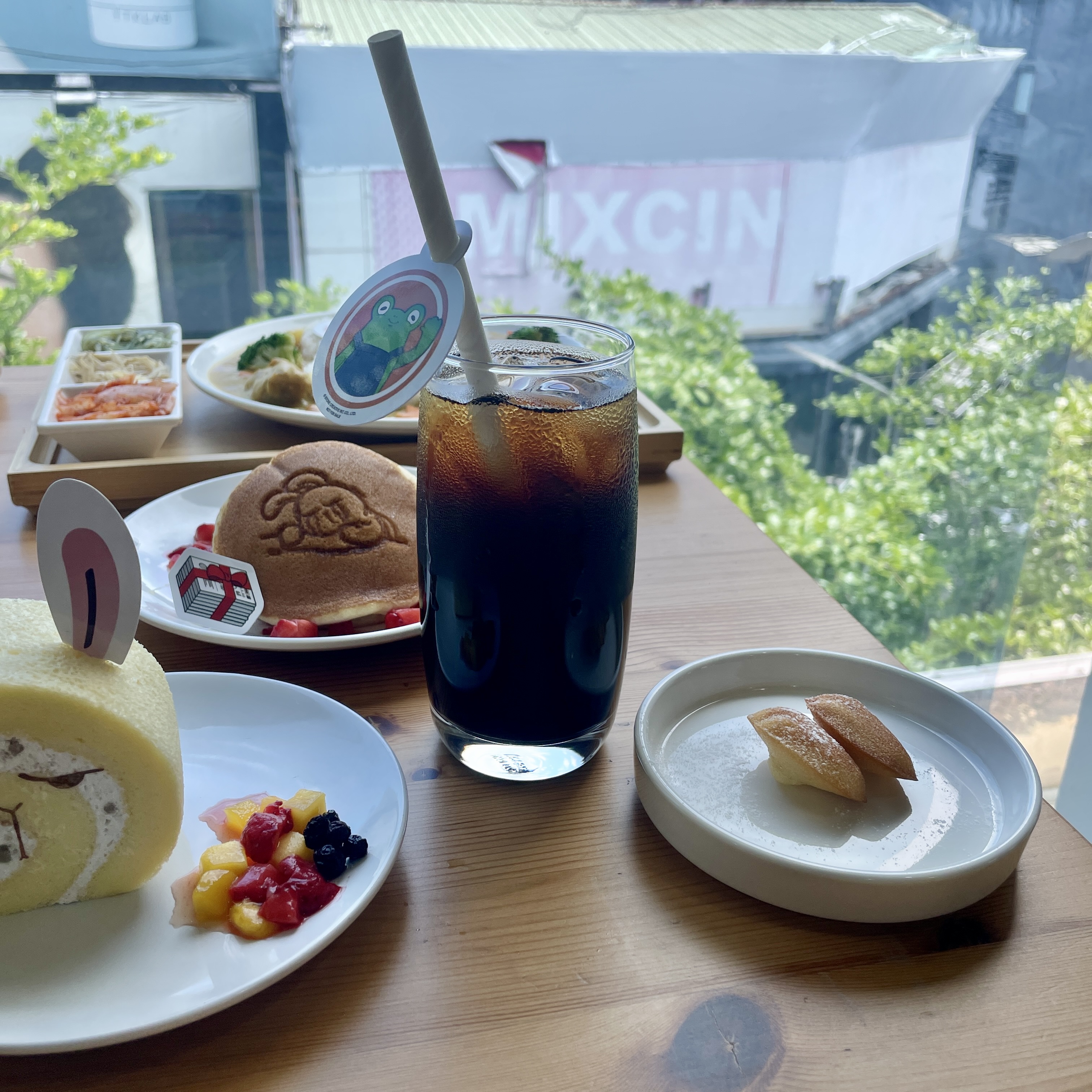 《MONDAY BRUCE 星期一的布魯斯》 聯名主題咖啡廳開幕！FANFANS CAFÉ 打造厭世上班族的療癒摸魚天堂｜打卡亮點一次看 ...
