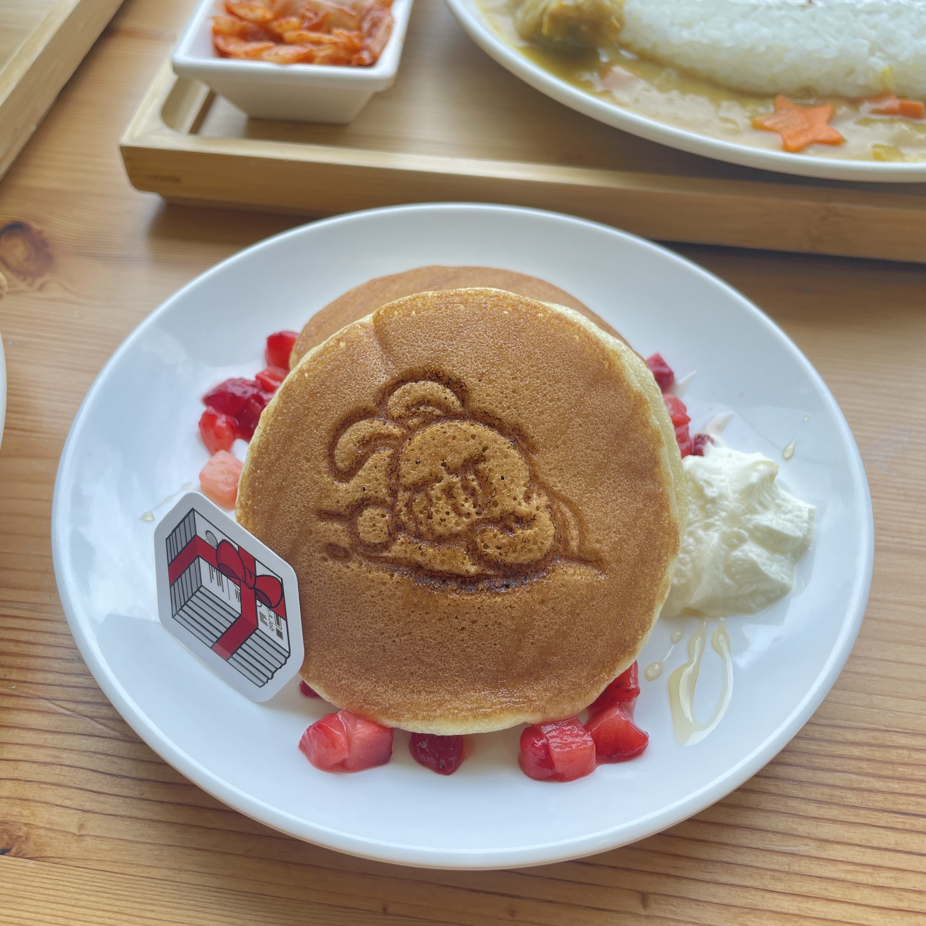 《MONDAY BRUCE 星期一的布魯斯》 聯名主題咖啡廳開幕！FANFANS CAFÉ 打造厭世上班族的療癒摸魚天堂｜打卡亮點一次看 ...