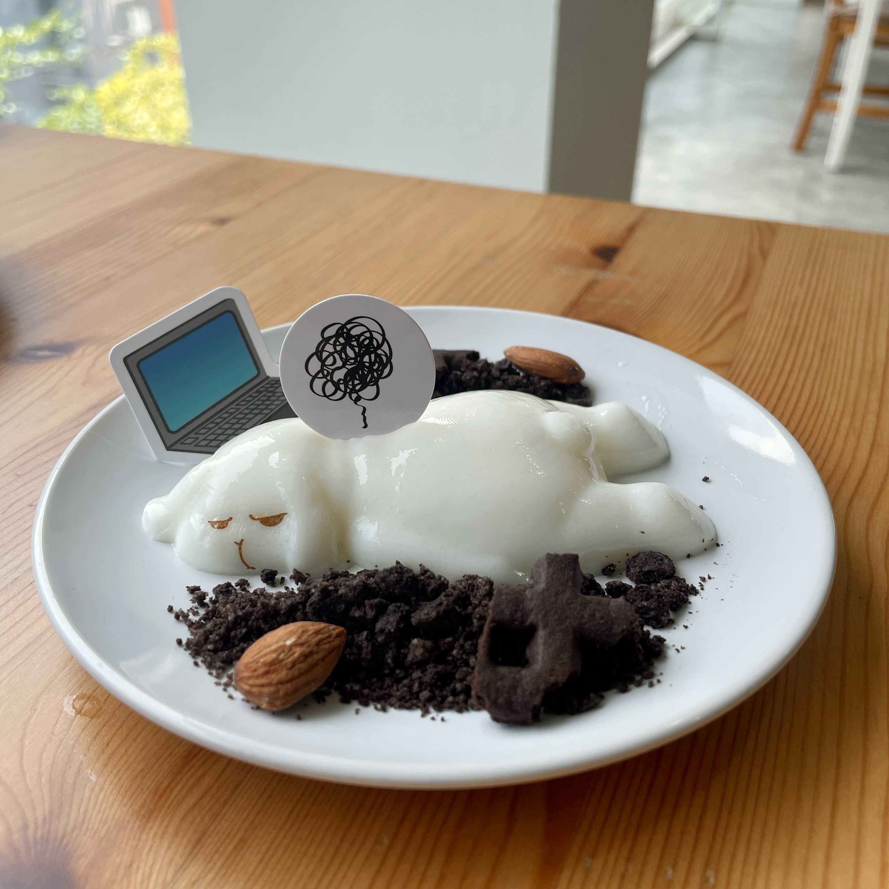 《MONDAY BRUCE 星期一的布魯斯》 聯名主題咖啡廳開幕！FANFANS CAFÉ 打造厭世上班族的療癒摸魚天堂｜打卡亮點一次看 ...