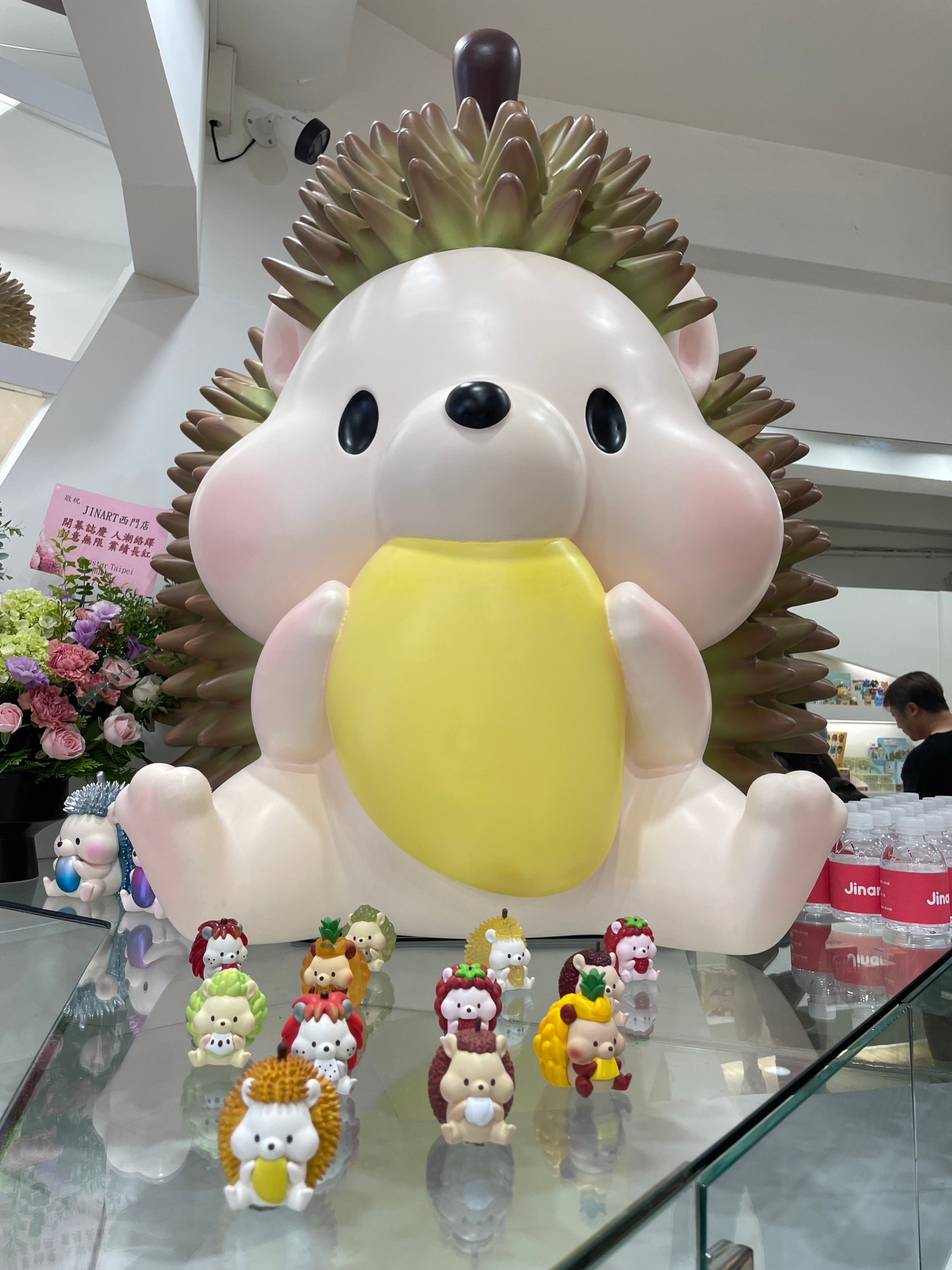 Jinart西門町直營店開幕 超巨大水果刺蝟登場亮相！ - oneone宇宙